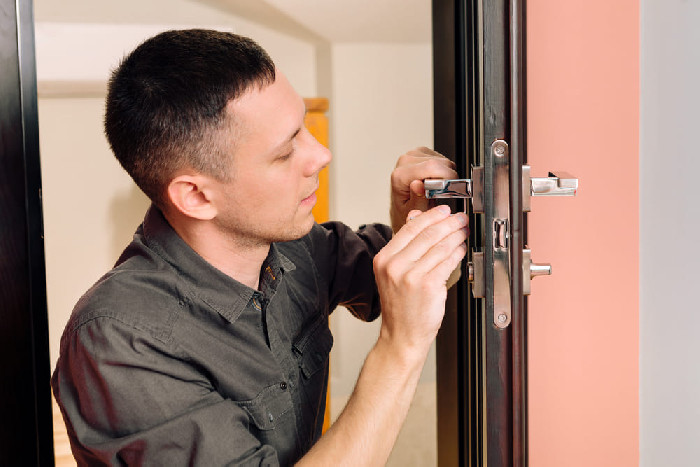 Apertura Porte Segrate | Servizio Urgente H24 per Porte Bloccate